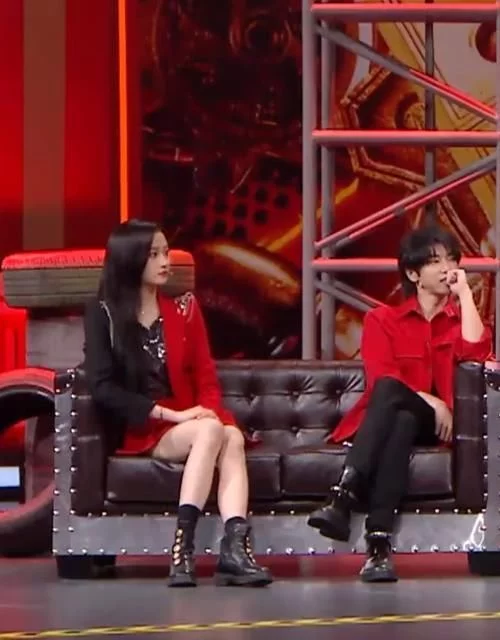 Guan Xiaotong's skirt is short, and his hands remain motionless after ...