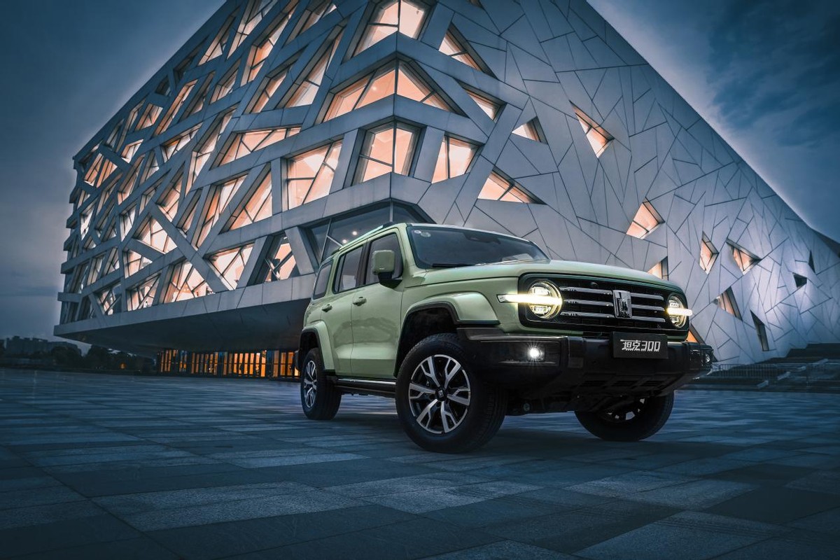 The price is between 200,000 and 230,000. Is the tank 300 city version ...