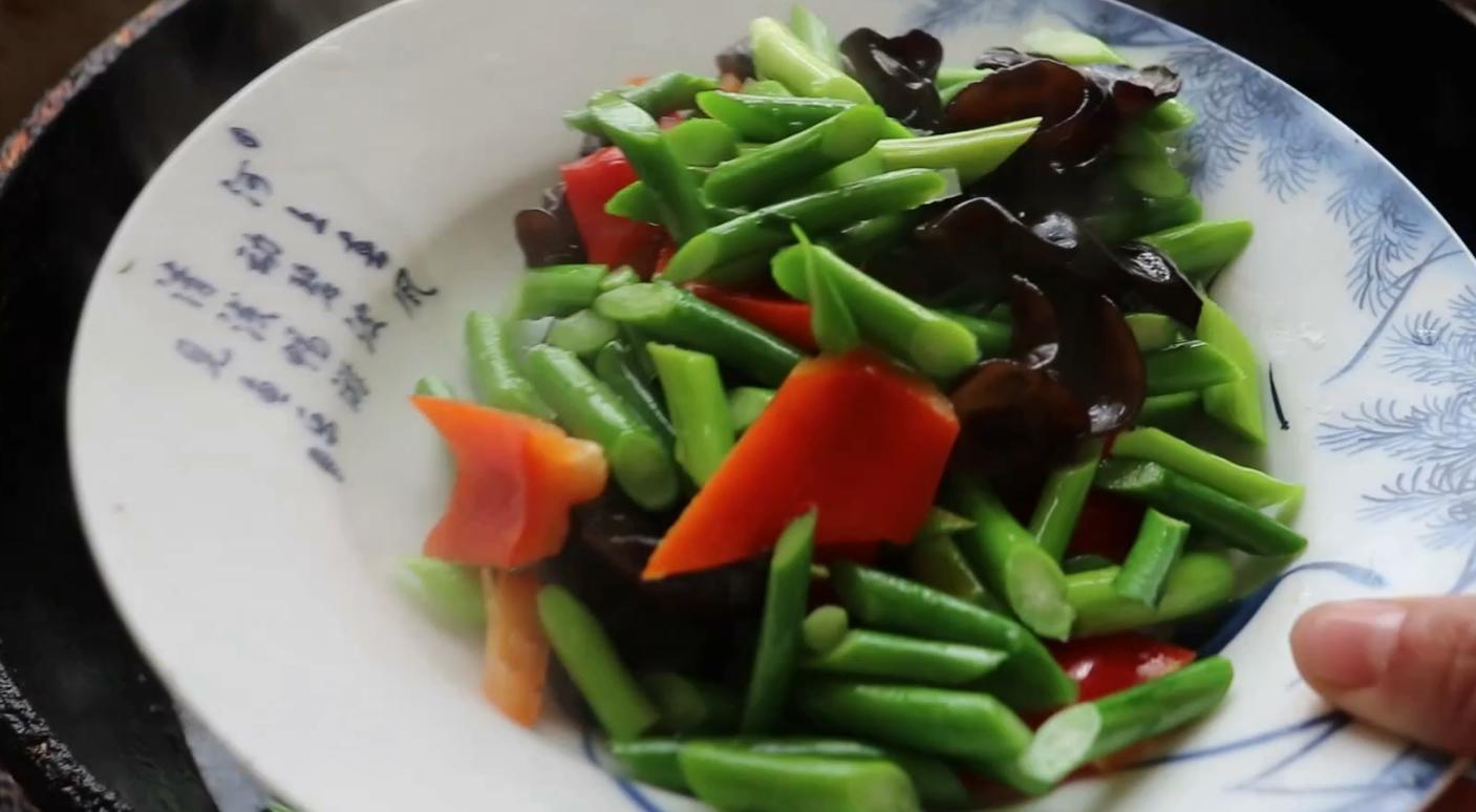 The chef teaches you how to eat fresh garlic moss, appetizer and meal ...