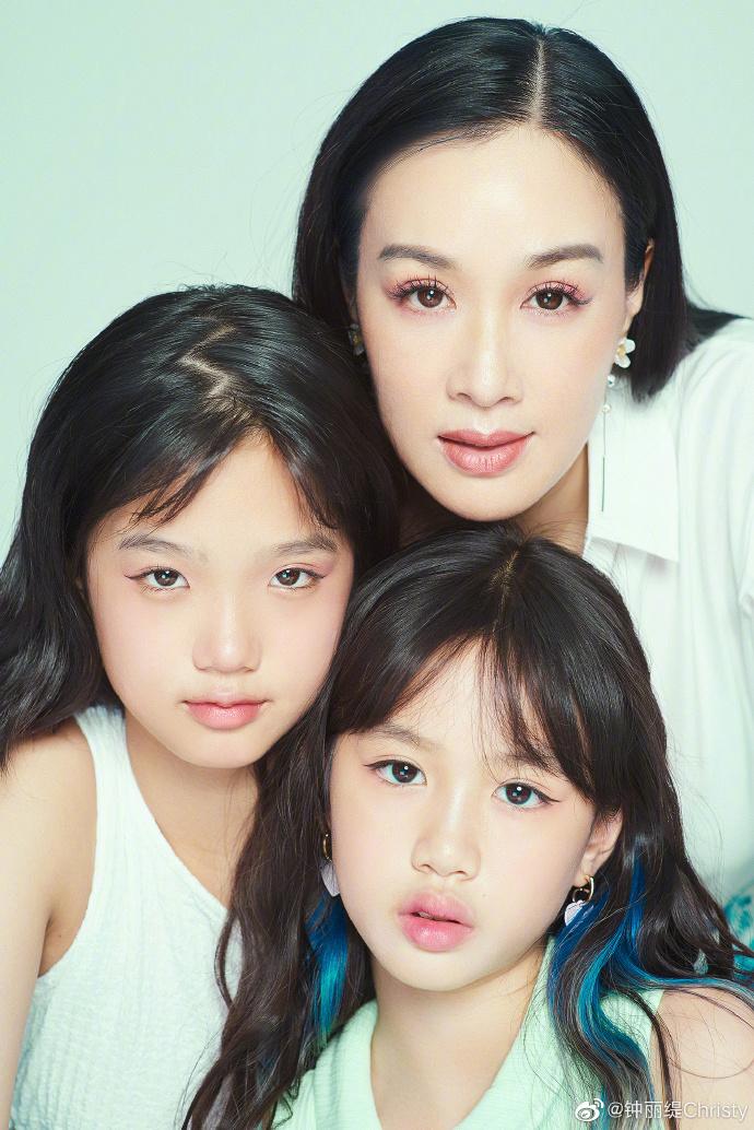 50-year-old Zhong Liti took a fashion photo with her two daughters!The sisters are too long ...