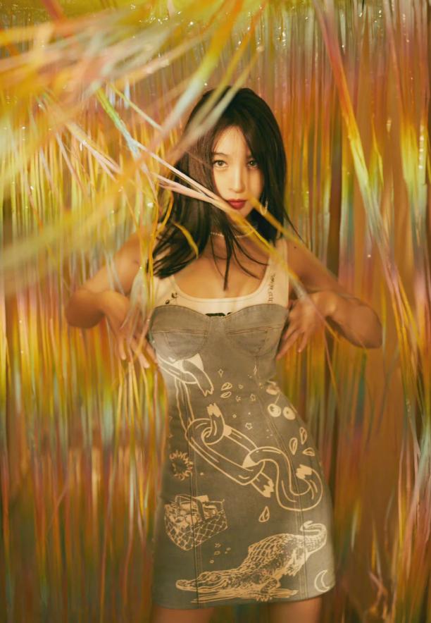 Li Feier is radiant, spliced dress releases modern charm, pearl ...