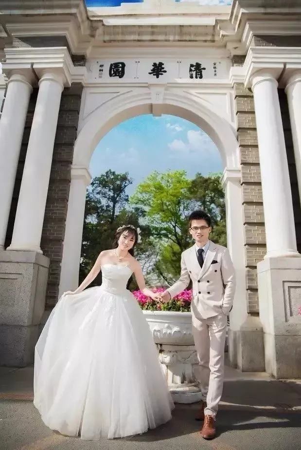 He was hailed by Shi Gong as the "back wave" of West Lake University ...