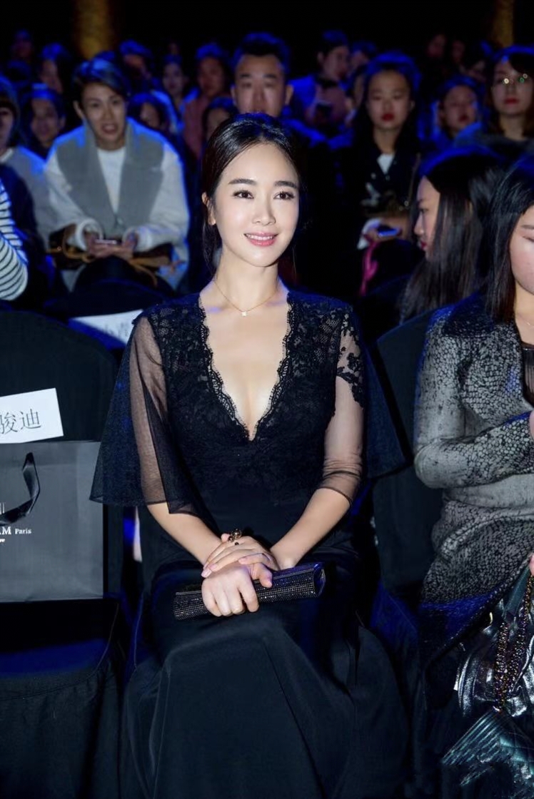 Zuo Xiaoqing is the "sister stunner", she wears a deep V-neck veil and has a stunning ...