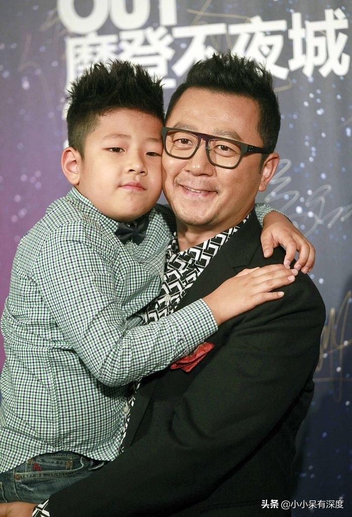 A recent photo of Guo Tao and his wife, Li Ran happily lying in Guo Tao's arms, looking very ...