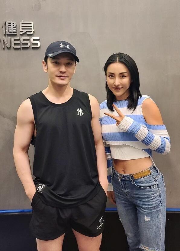 43-year-old Huang Xiaoming was met by chance in the gym, and he was in a good mood with the ...
