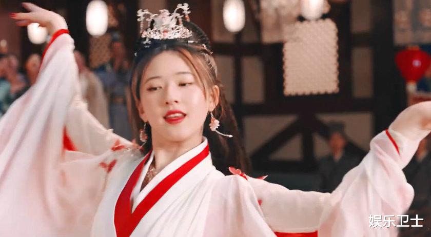 Zhao Lusi's new drama singer looks brilliant, modern makeup looks like ...