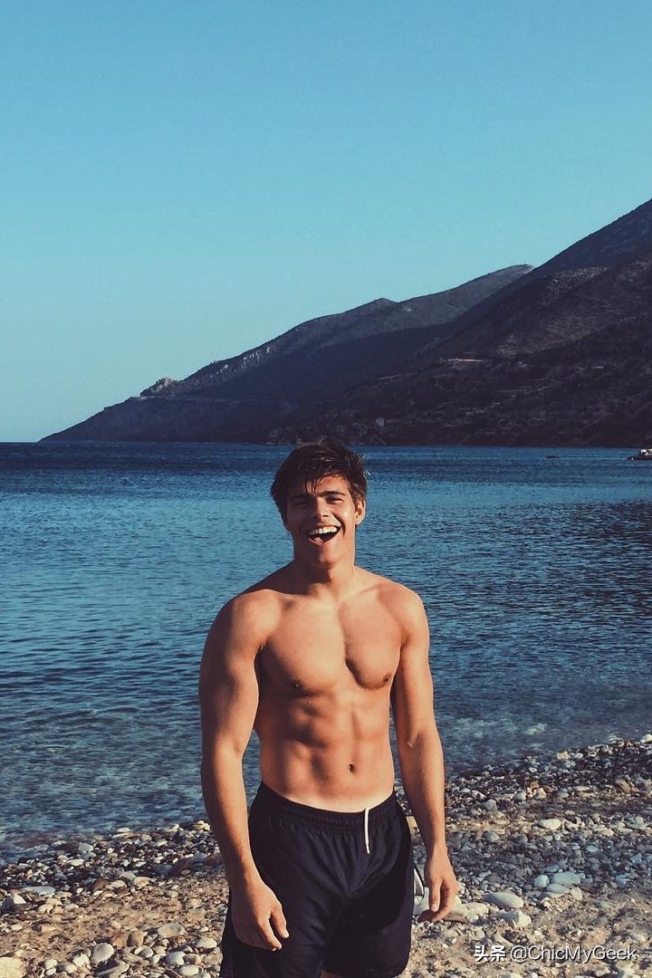 The ceiling of the rich and handsome!7 young generation male members of ...