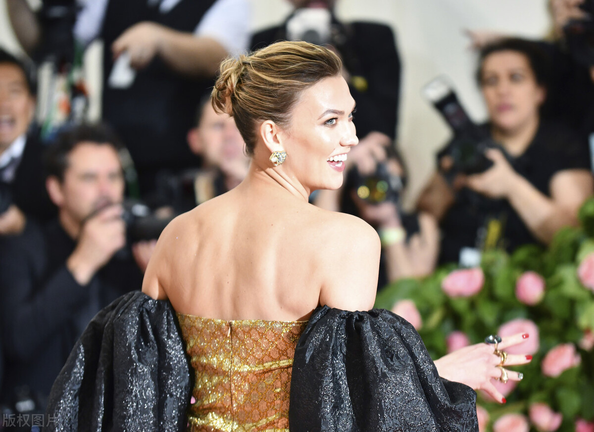 Carly Klaus: golden breast wrap dress, sexy and charming, charming - iNEWS