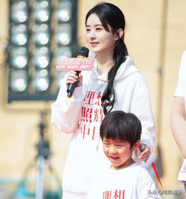 Zhao Liying took a photo with a child before the group, but also made a ...