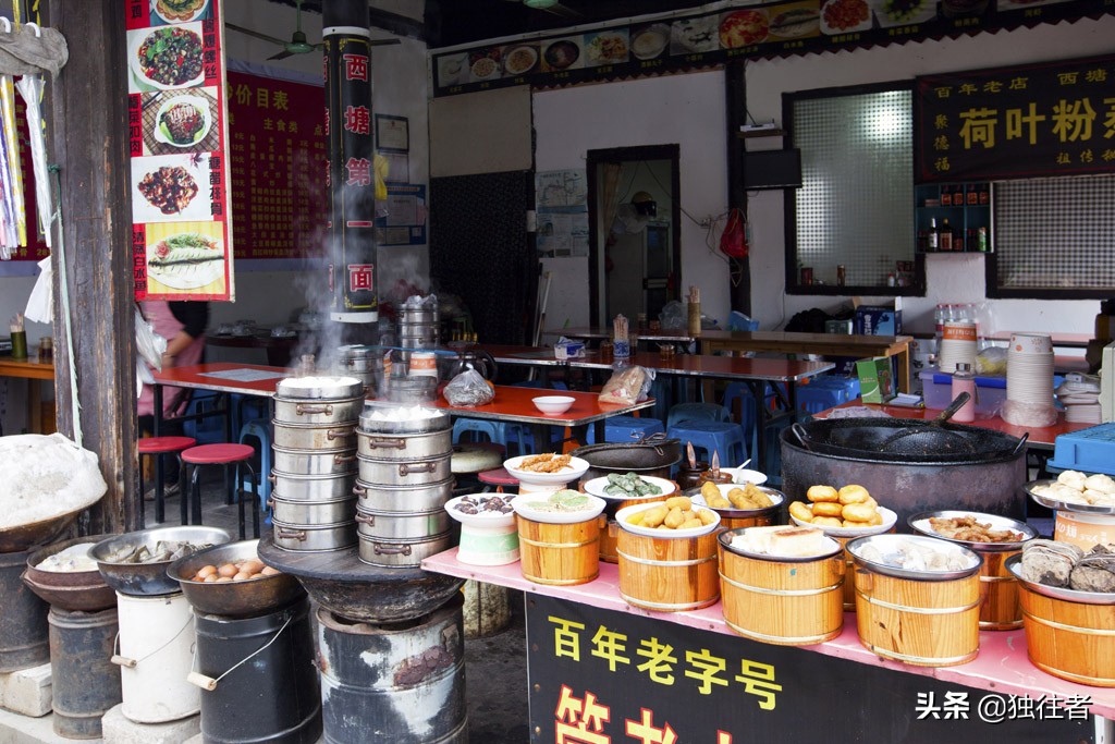 During the New Year, go to the snack street in Xitang Ancient Town to ...