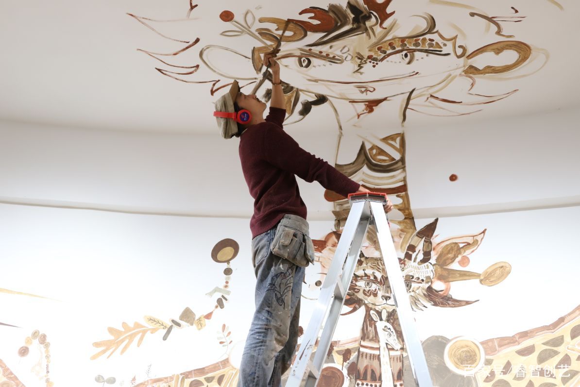 A clay mural full of vitality and Zen by Japanese artist Yusuke Asai ...