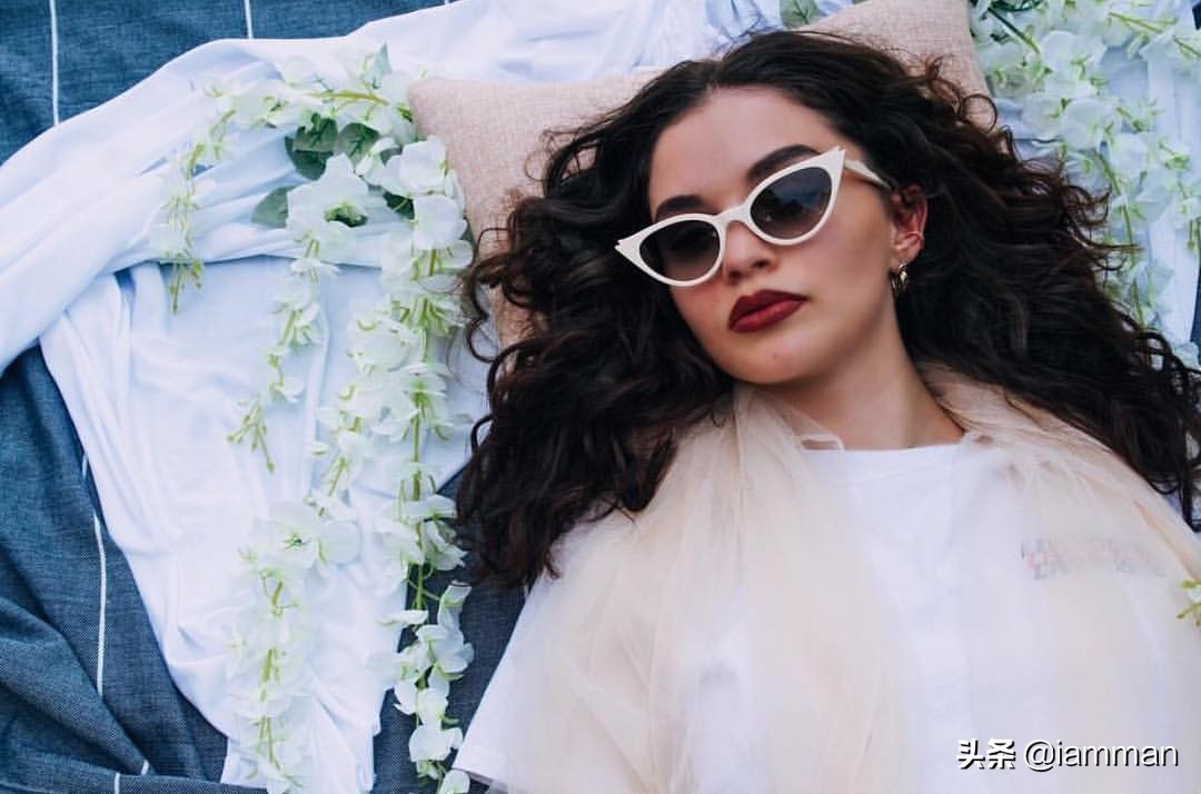 Sabrina Claudio, a Cuban-American singer with European and American ...
