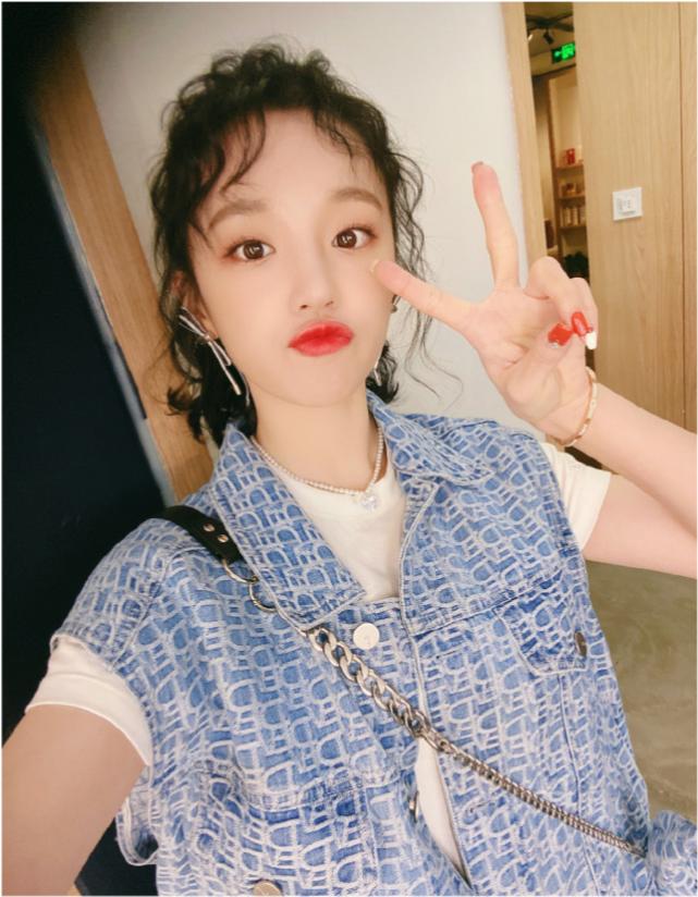 Baby Song Yuqi's live broadcast of Daxiu's sisters' affection, but ...