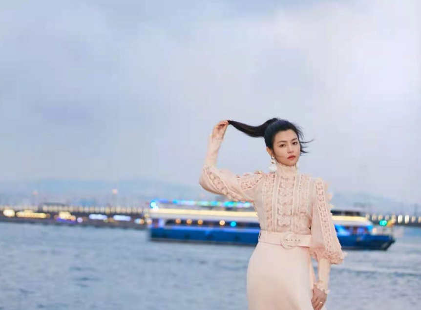 37-year-old Chen Yanxi returned to Shen Jiayi! Bare legs wearing short ...