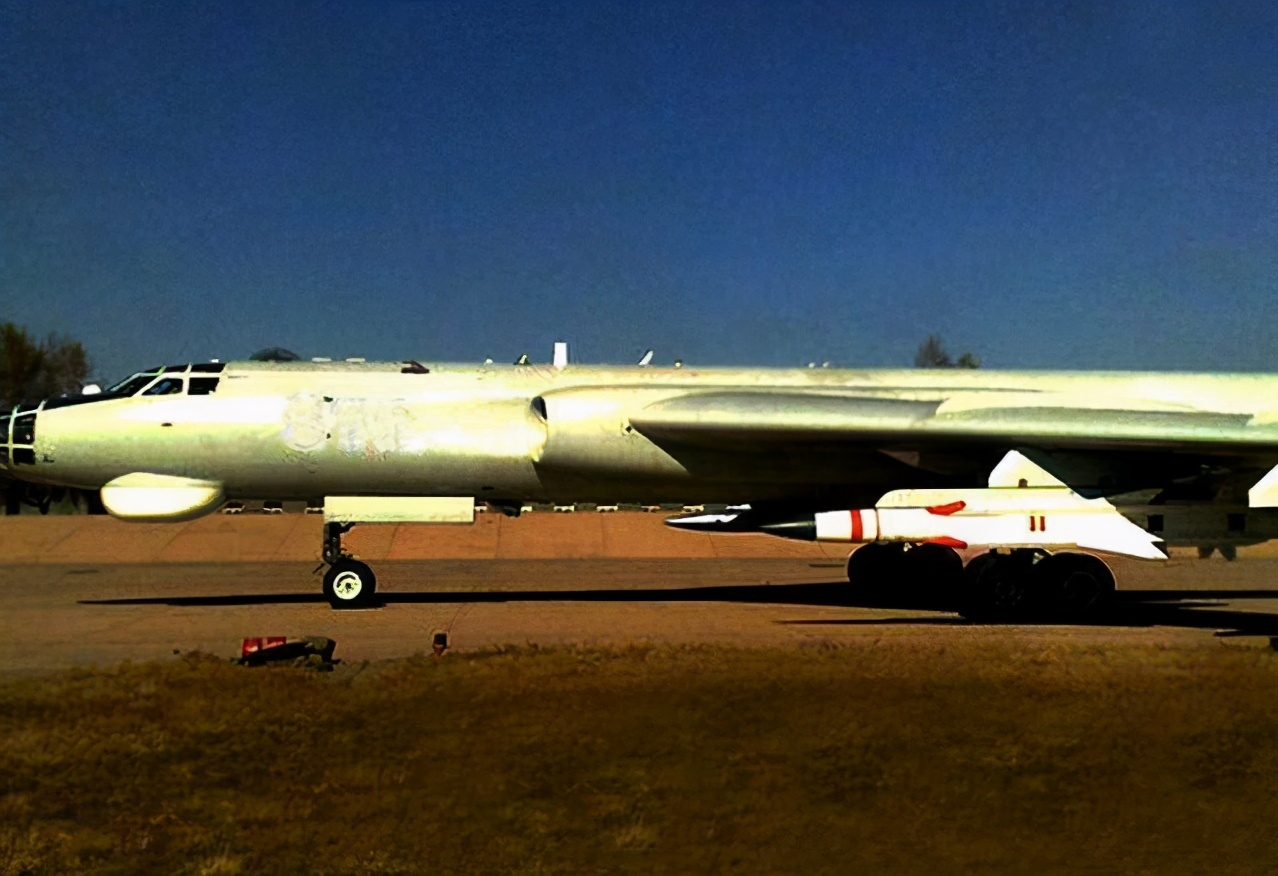 Foreign media reports: H-6J stationed on Yongxing Island, with a large ...