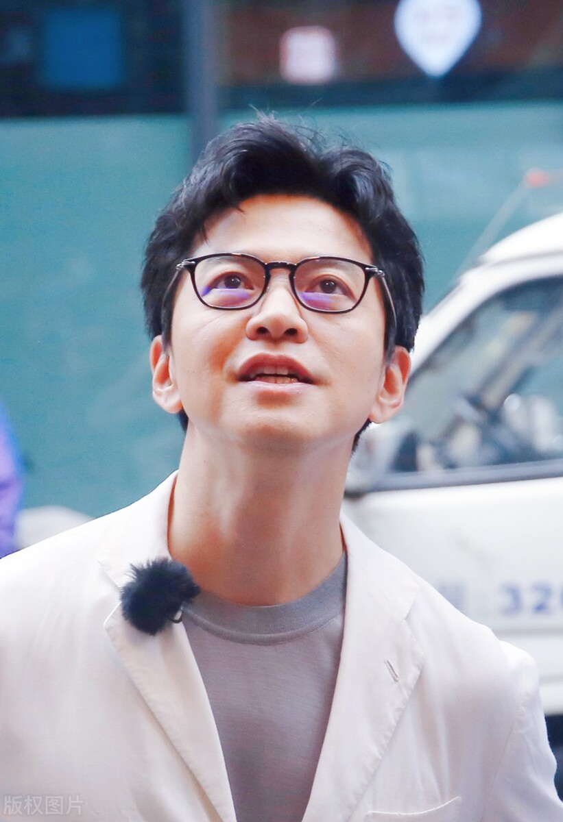 Hu Haiquan, Hu Yanbin, and Li Jian appeared on the Bund to participate in the recording of ...