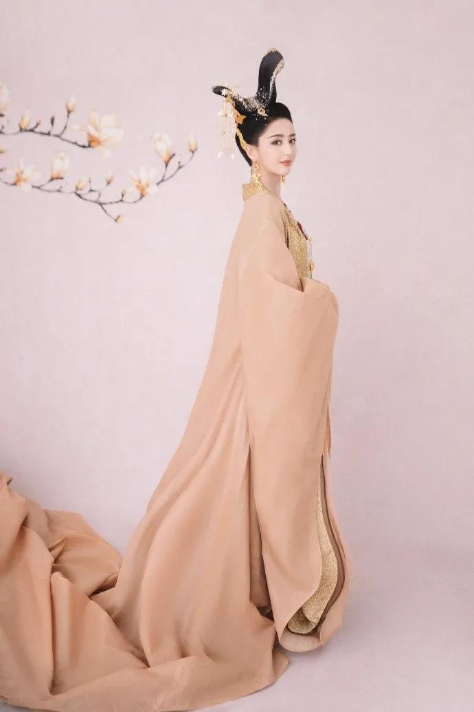 Tong Liya wears a golden costume with picturesque eyebrows and elegant ...