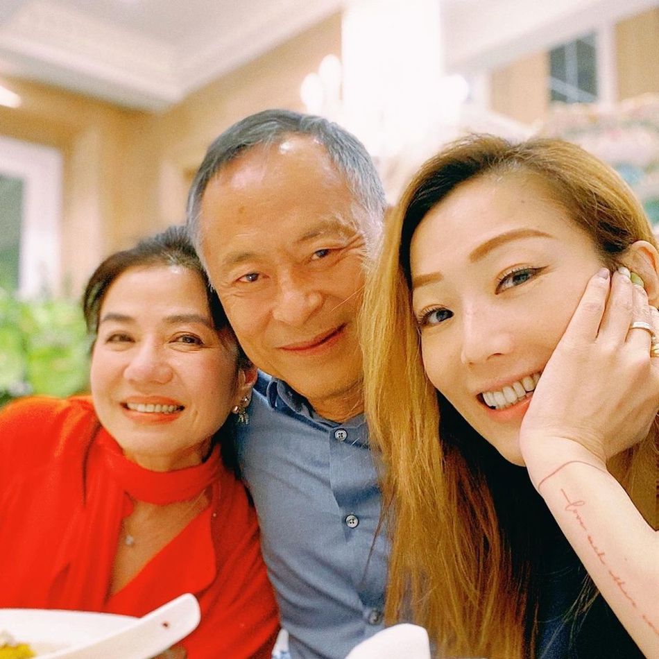 61-year-old Zhong Chuhong appeared on Du Qifeng's birthday!The nose is ...