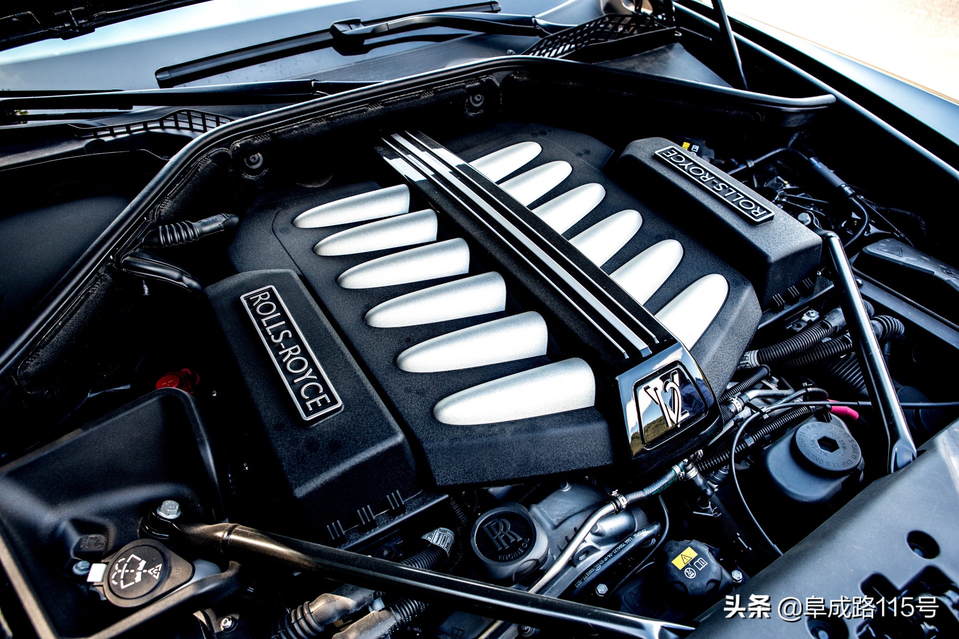 Equipped with a Rolls-Royce engine!The BMW M760Li is suffocating under ...