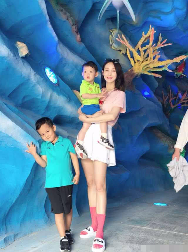 Yan Boya has beautiful photos. She has been married to Wang Hao for ...