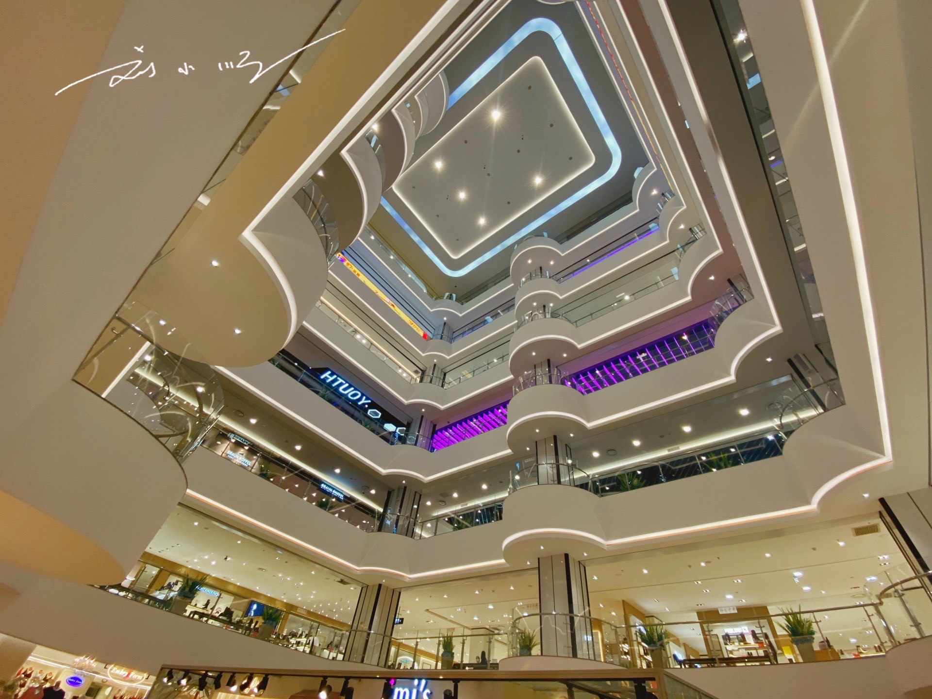 The "most high-end" shopping mall in Hongqi Street, Changchun, has one ...