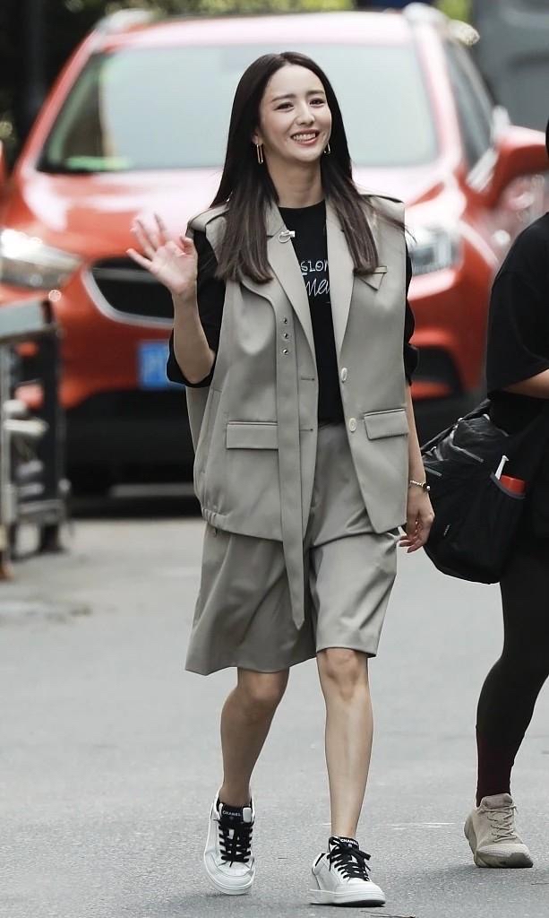 Tong Liya can't get thinner anymore, she wears sleeveless suit shorts ...