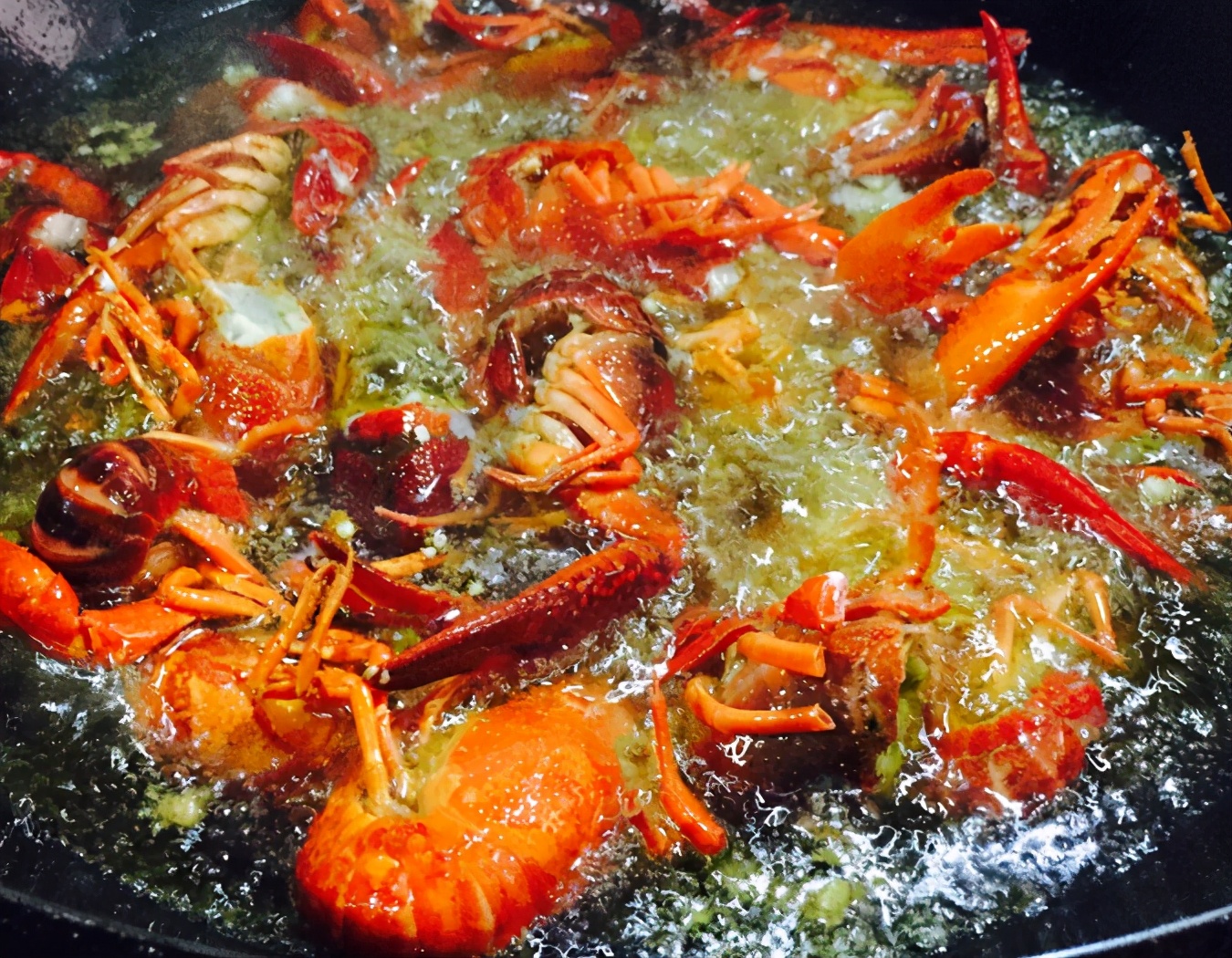Homemade garlic crayfish - iNEWS