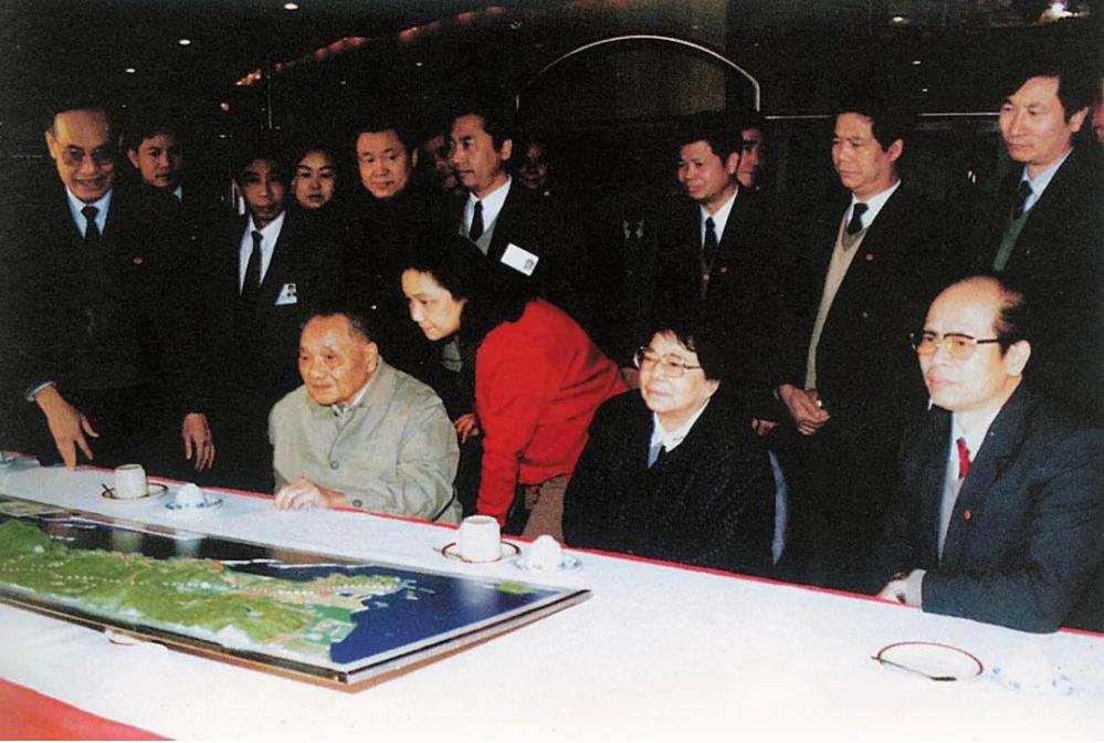 In 1992, Deng Xiaoping went to Shenzhen for inspection, holding Ye ...