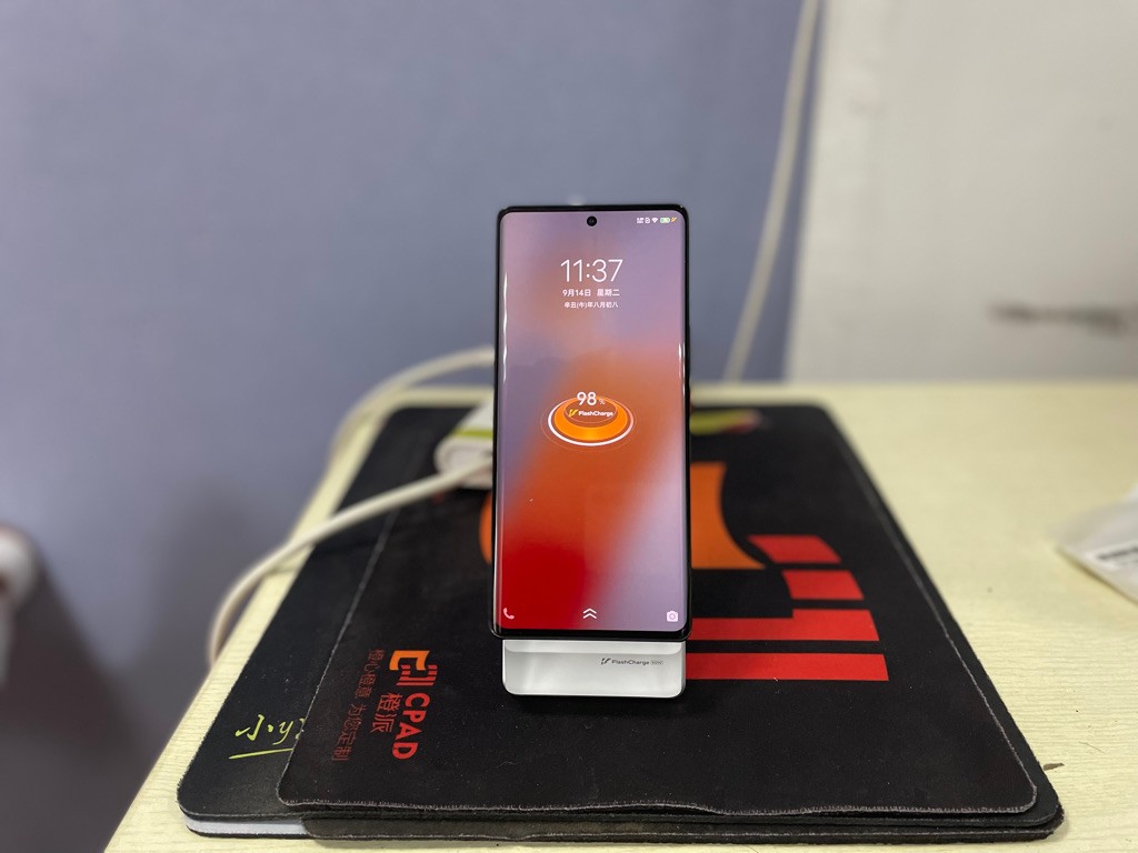 iQOO 50W wireless flash charging vertical charger: iQOO 8 Pro's best ...