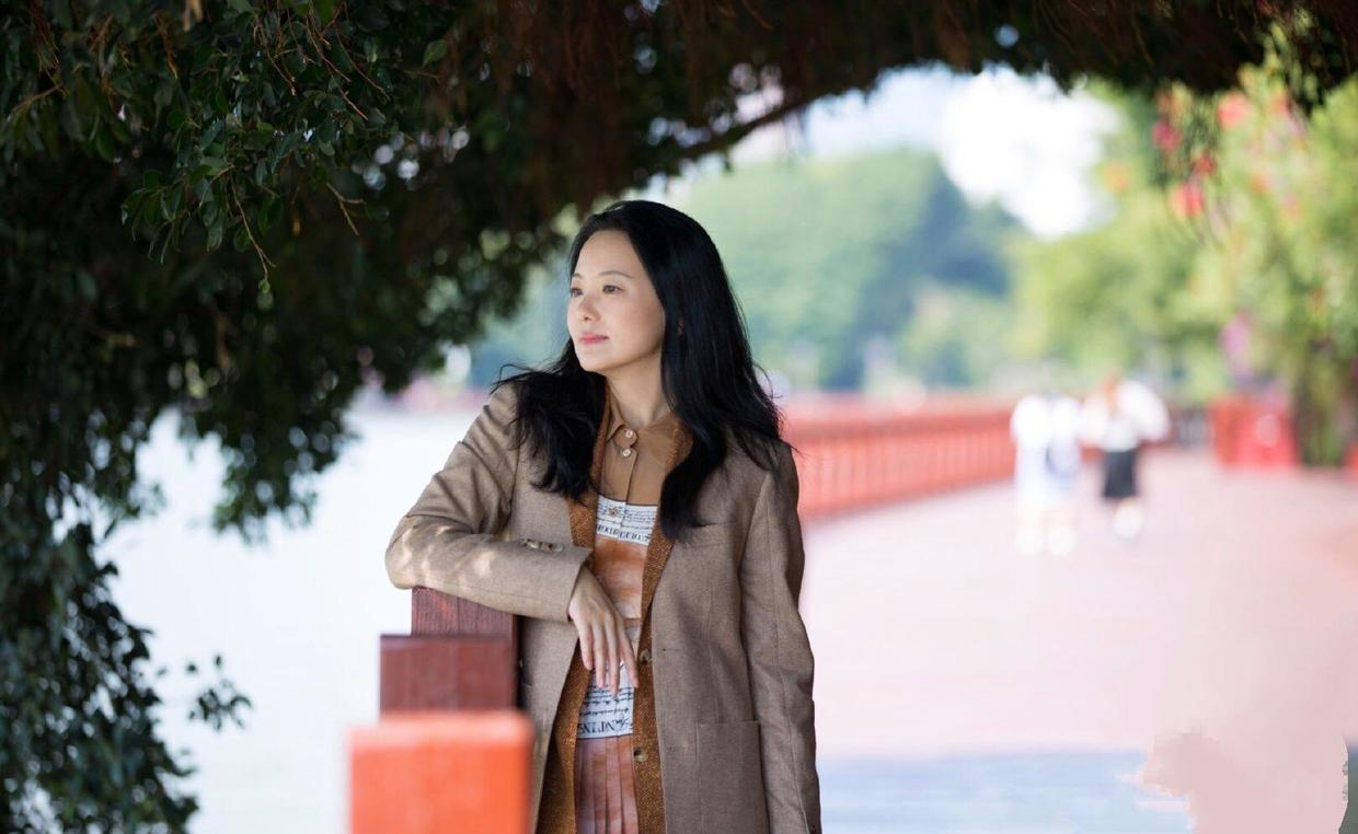 Yongmei couldn't see that she was 50 years old! Wearing suits and ...