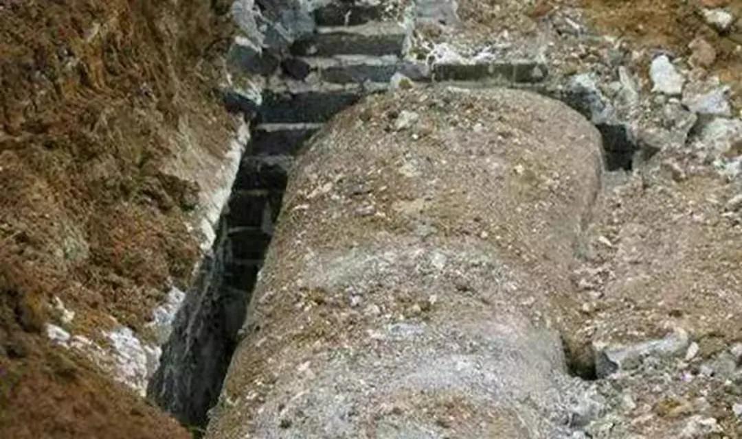 A heavy rain rushed through the tomb of Yu Yu, and after seeing the ...