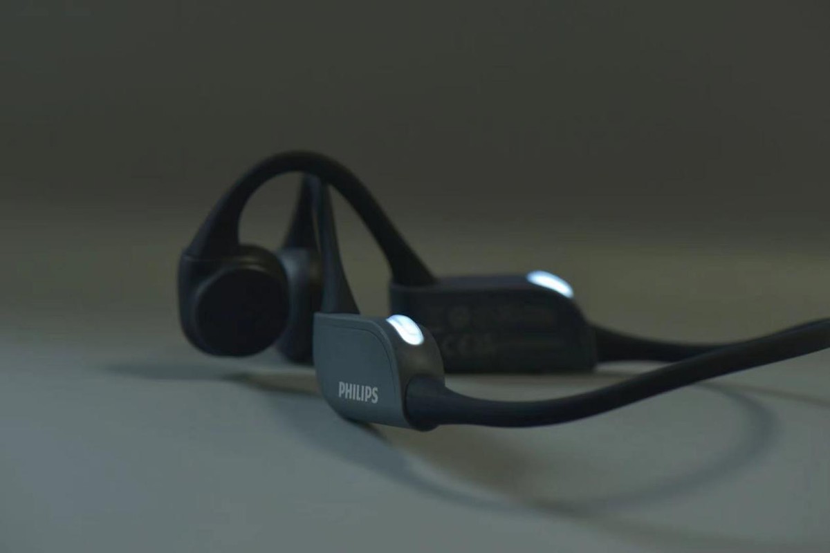 Let the music breathe with the wind-Philips A6606 bone conduction ...