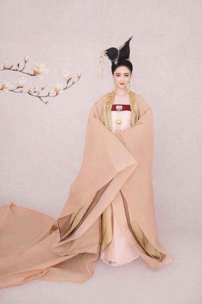 Tong Liya wears a golden costume with picturesque eyebrows and elegant ...