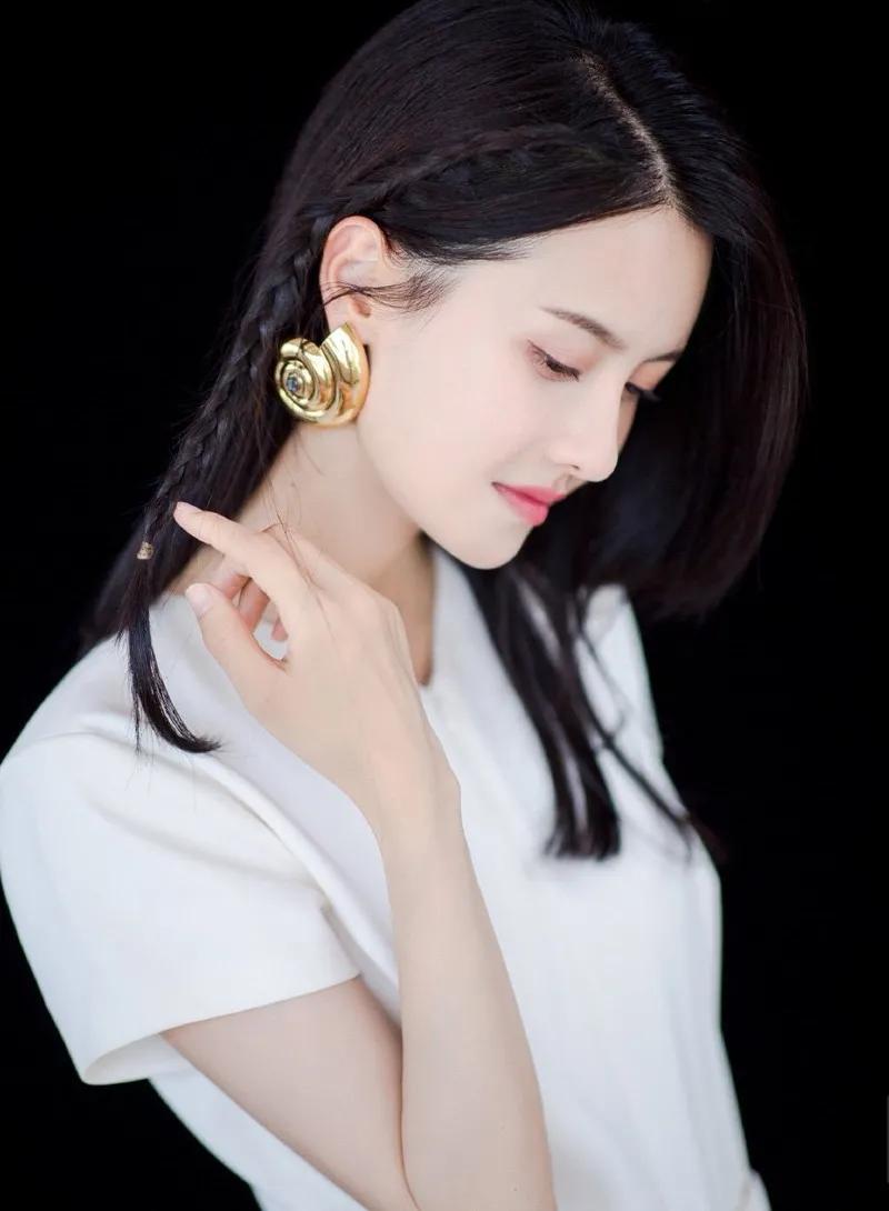 Zhang Zhixi in the snow like a mountain - iNEWS