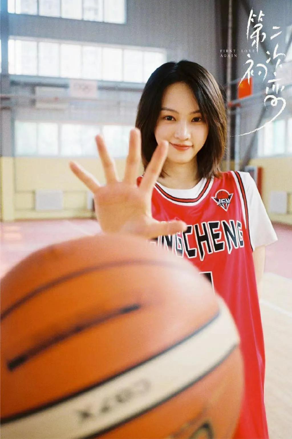 Huang Cancan's campus photos are pure and her swimsuits are small and sexy. Which style of Wuhan ...