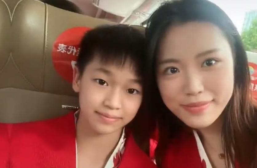 Just now, Quan Hongchan posted two photos of herself, boasting: she's so handsome!Chen Aisen ...