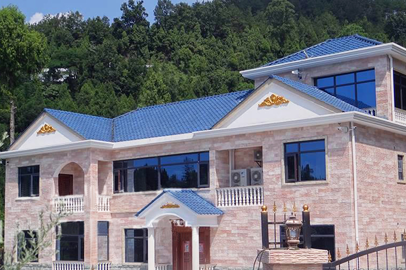 Why do more and more high-end villa roofs use synthetic resin tiles ...