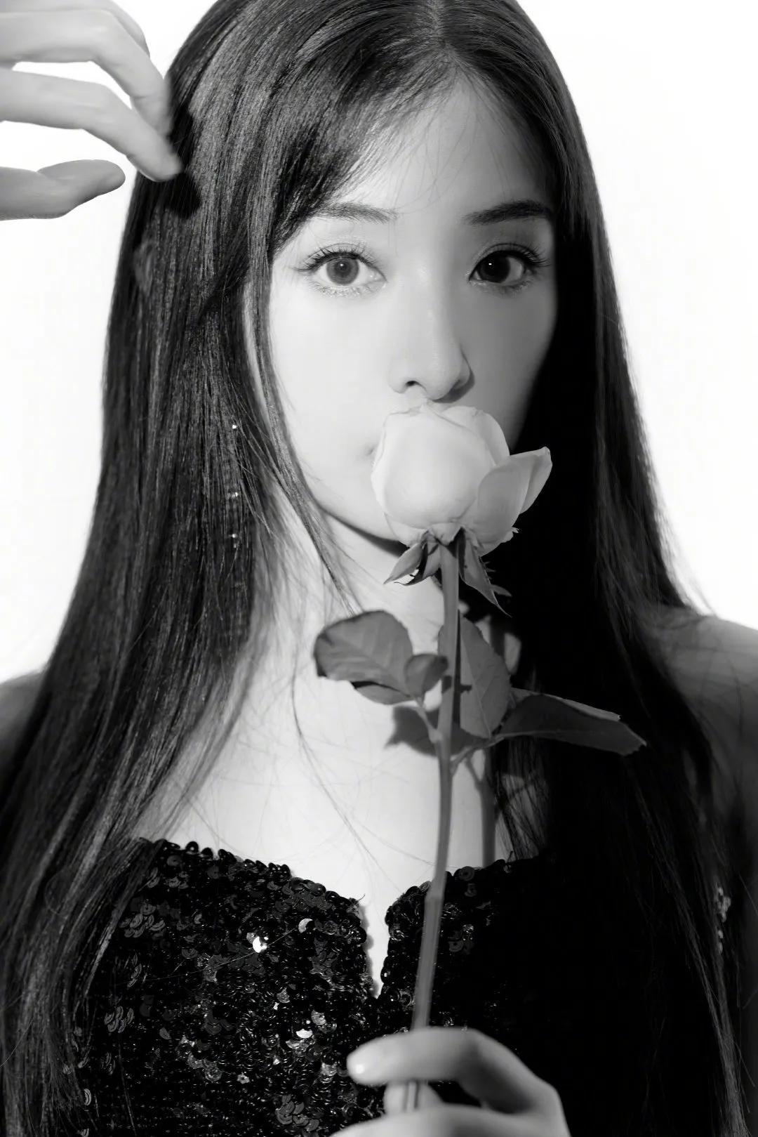 The stage photo of Miss Zhang Hanyun chic - iNEWS