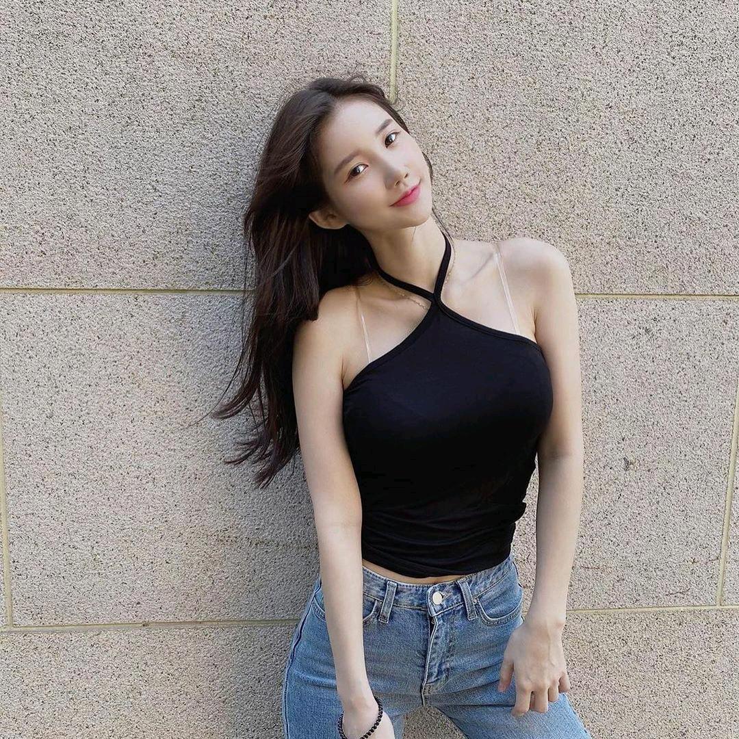 Xiu'er: Wearing a pink pomegranate dress, she is exquisite and ...