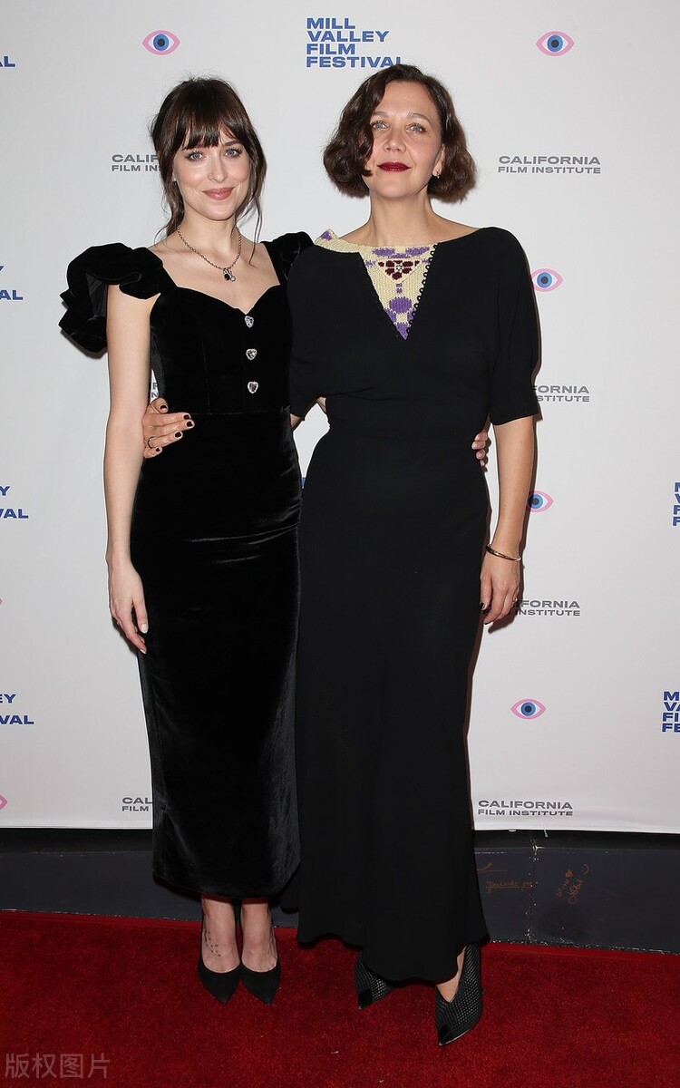 Dakota Johnson wore a black dress with intellectual elegance to attend ...