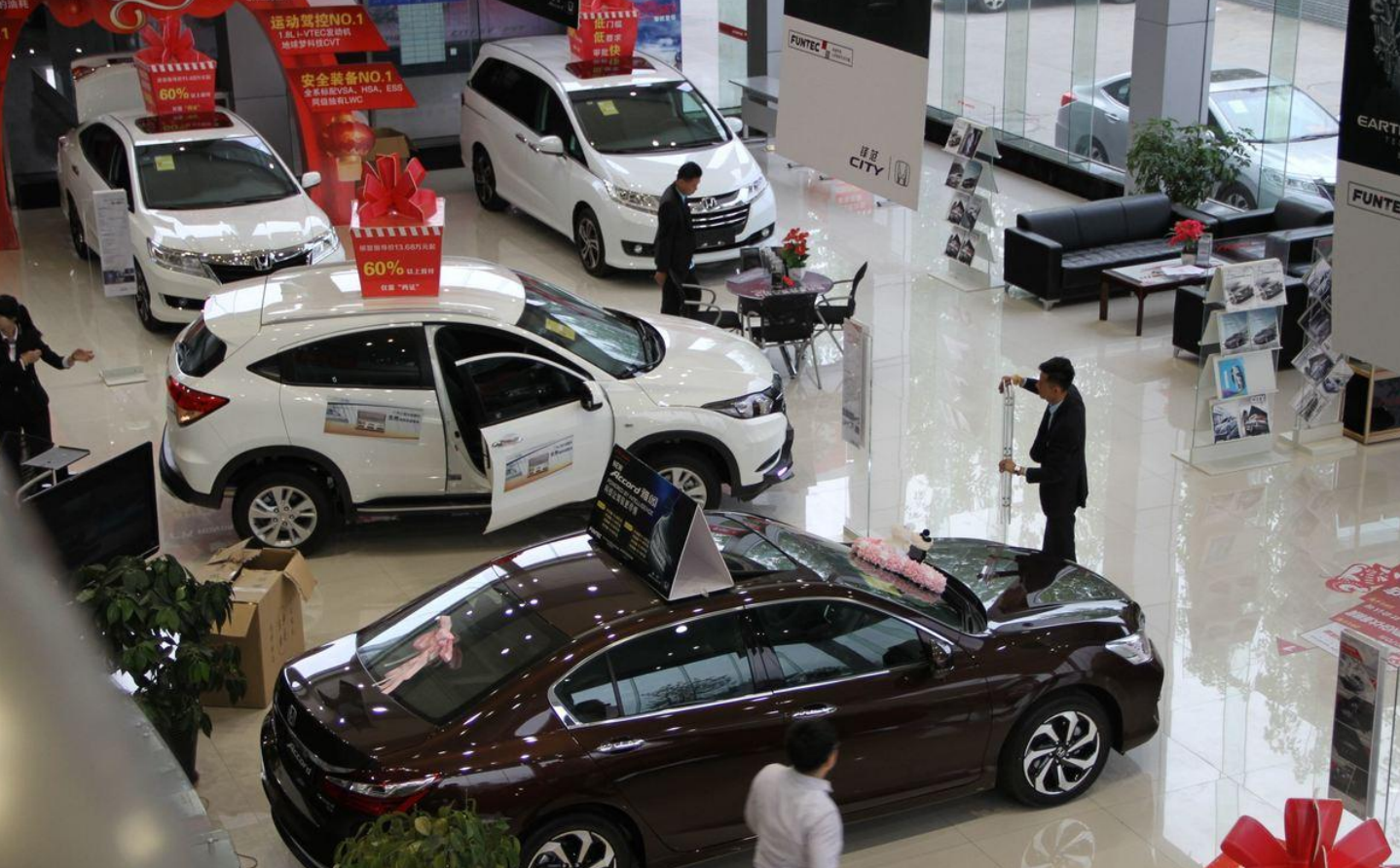 When buying a car in a 4S shop, the salesperson is most afraid that you ...