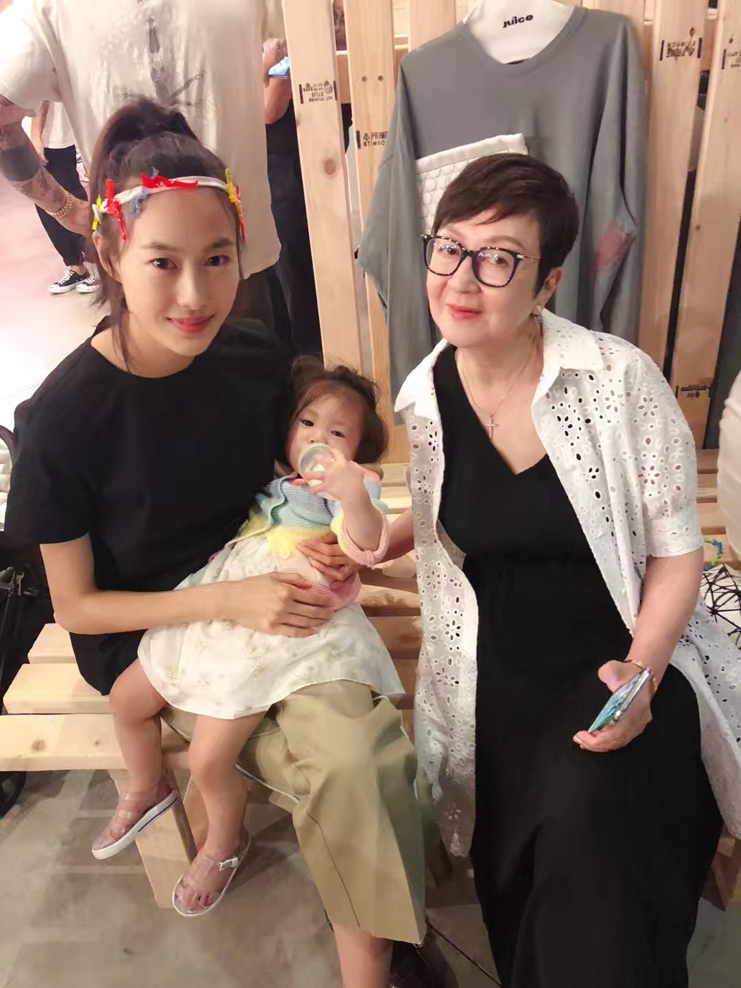 Edison Chen took the mirror for his wife and children, and Qin Shupei ...
