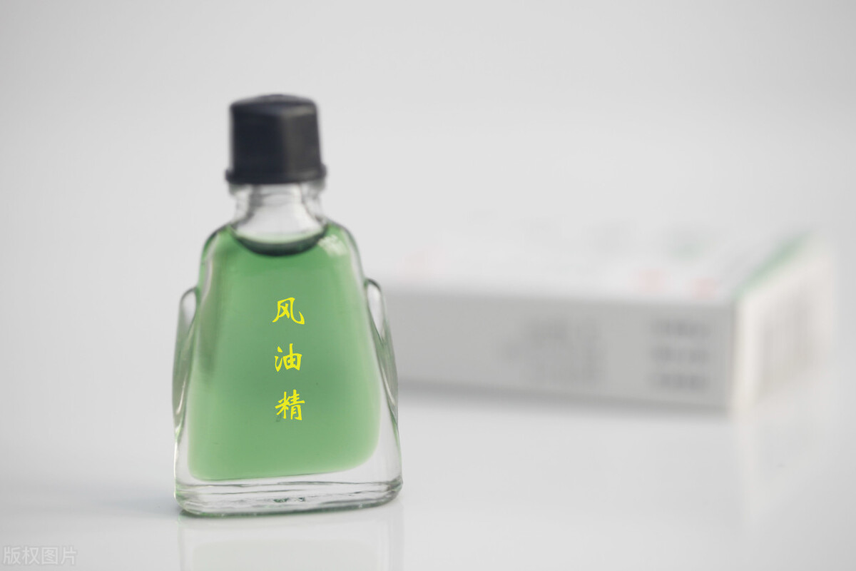 Before going to bed, a man drips Fengyou essence into his belly button ...