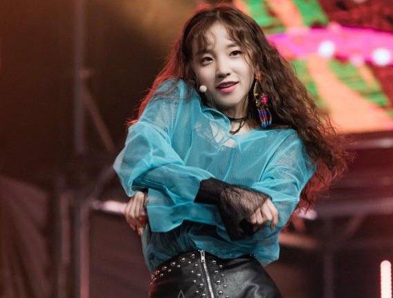 Song Yuqi has a scandal with the director of the running man show. Who ...