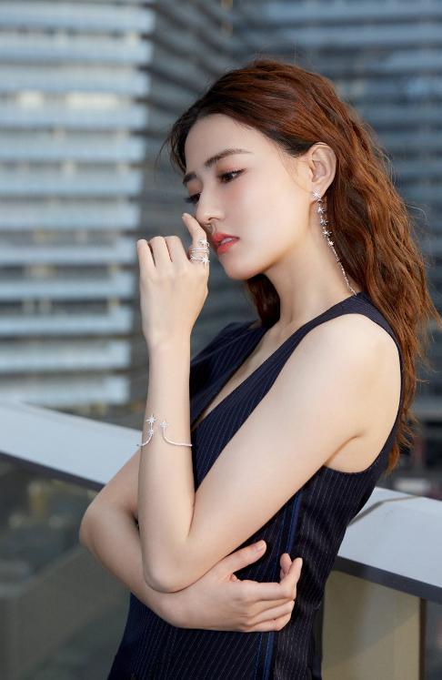 Xu Wei challenges the pink pearl shirt, the gracefulness of the grace ...