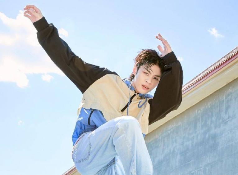 I finally know why everyone is following Wang Chenyi. He has a solid foundation in dancing and ...