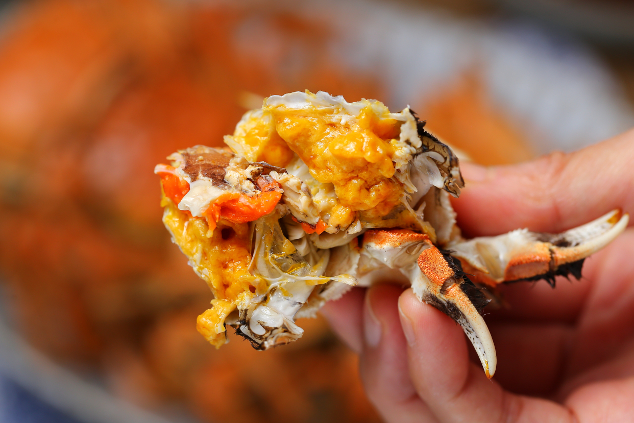 In the golden autumn and September, the crab is fat, and the steaming ...