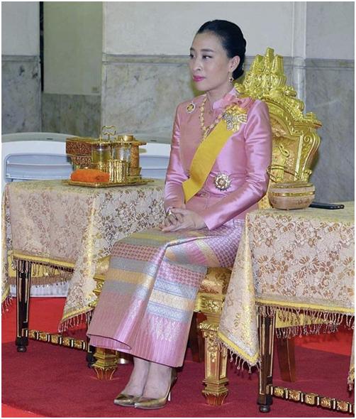 Princess Phra of Thailand has a sausage mouth like the King of Thailand ...