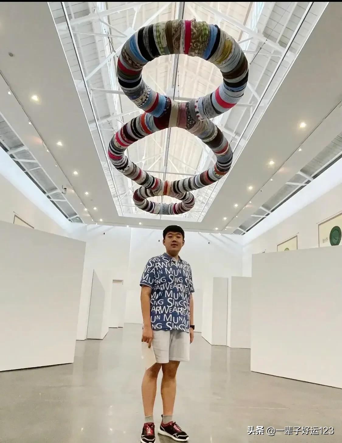 58-year-old Cao Kefan is in love with his wife, and his son is as big ...