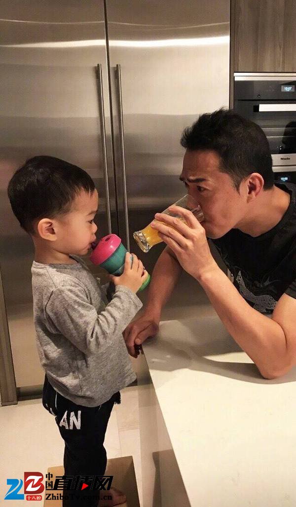 Close photo of the overwhelmed brother Xie Tianhua with his wife and ...